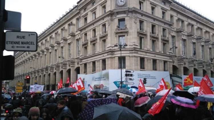 Contre l'état d'urgence, des milliers de manifestants en France (2/2)