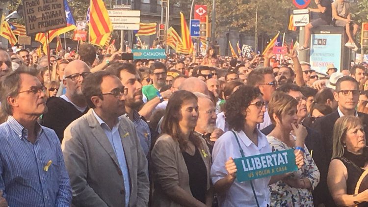 Demonstration for the liberation of Cuixart and Sànchez, dignity in ...
