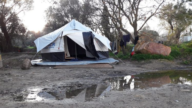 Βουλιάζουν στις λάσπες και στα σκουπίδια στη ΒΙΑΛ