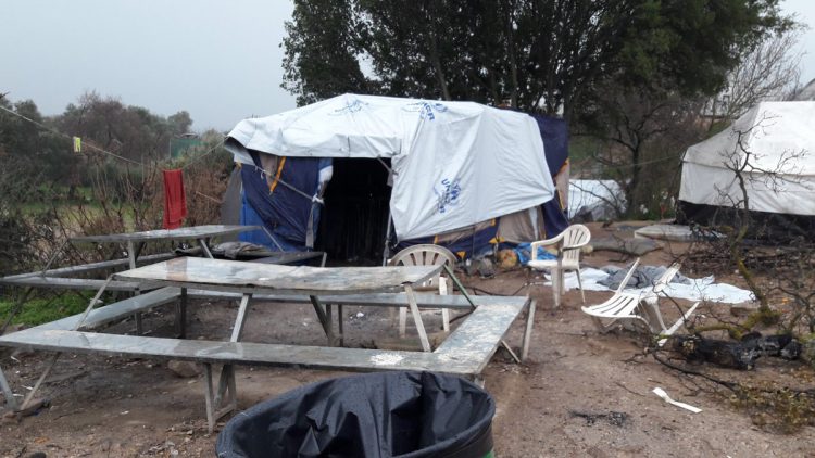 Βουλιάζουν στις λάσπες και στα σκουπίδια στη ΒΙΑΛ