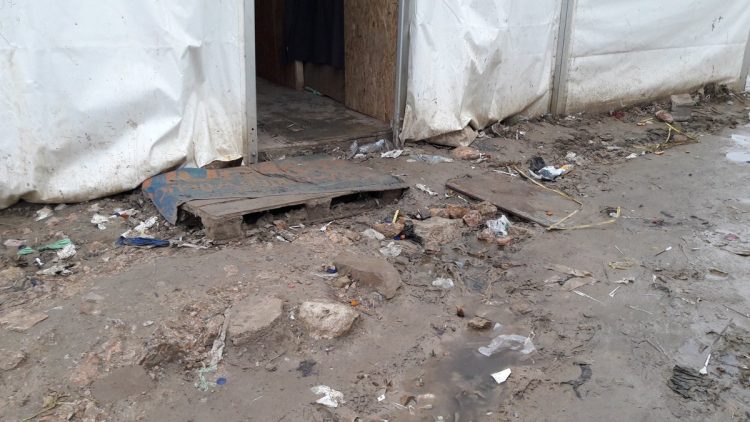 Βουλιάζουν στις λάσπες και στα σκουπίδια στη ΒΙΑΛ