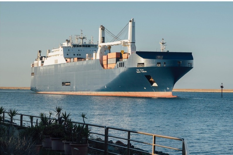 Il cargo saudita Bahri Tabuk a Cagliari: ha caricato armi?